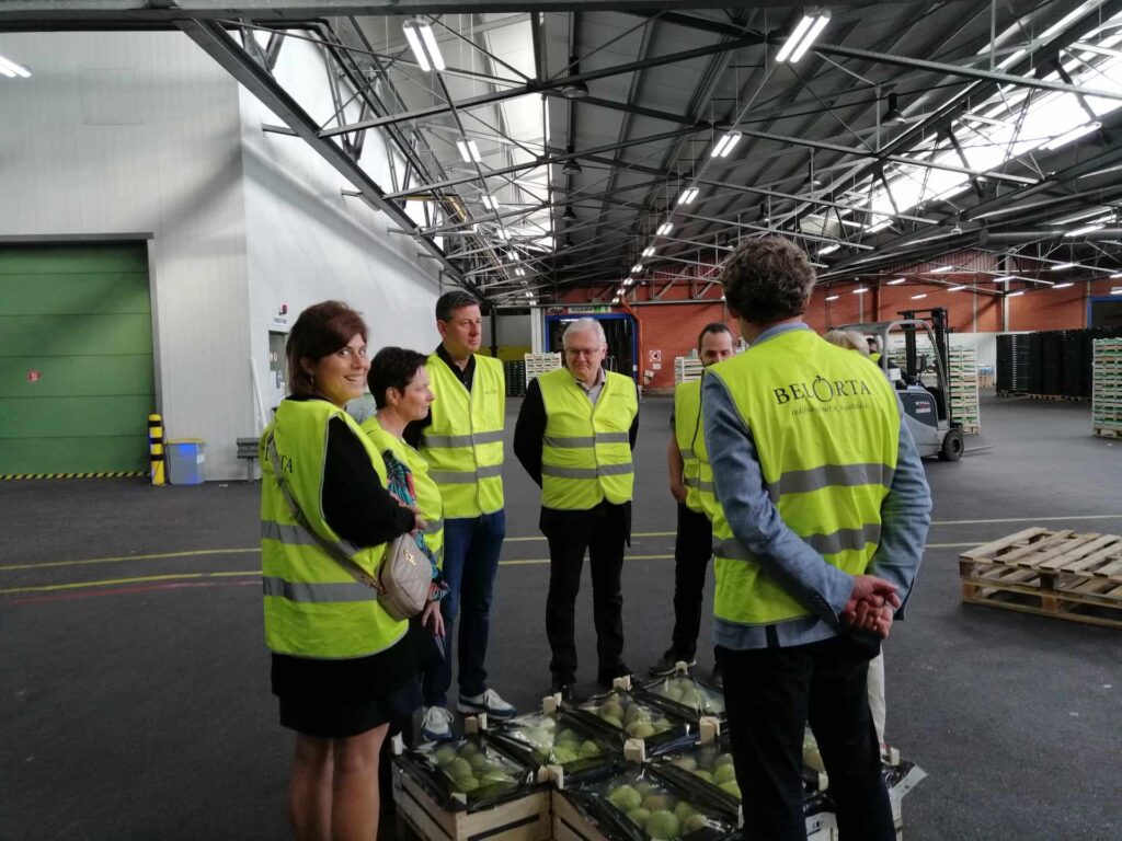 Vlaams Belang bij bezoek aan fruitveiling in Borgloon: “We trekken ...